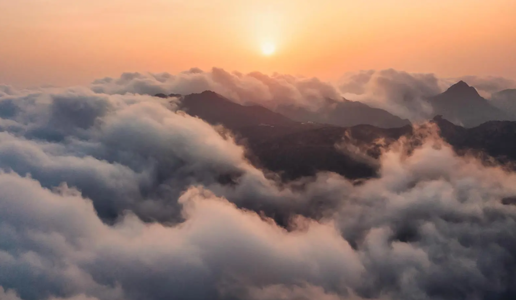 Taif Mountains: A Breathtaking Scenery Amid Misty Clouds - lucire
